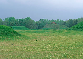 Recreated Temple on the largest Indian mound in Moundville ...