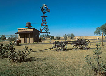 Pioneer Wagon in city park near Clayton, New Mexico on Cimarron cutoff ...